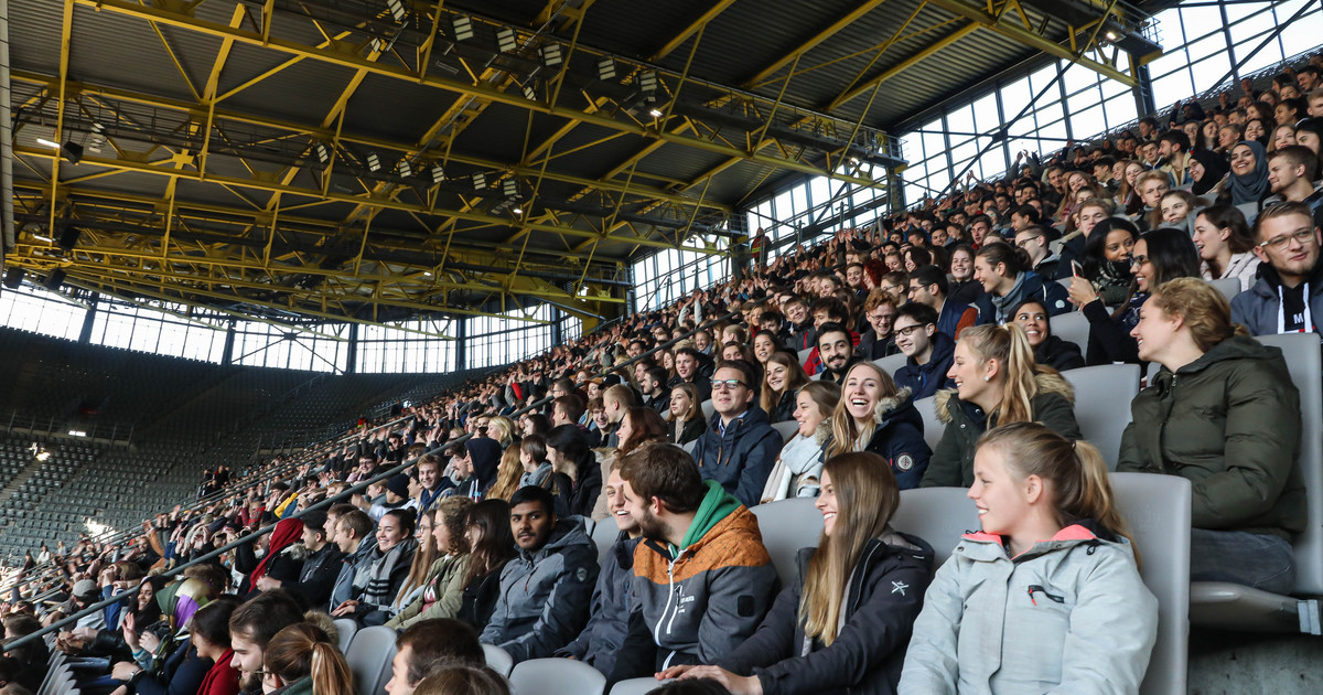 TU Dortmund begrüßt neue Studierende im Stadion - TU Dortmund